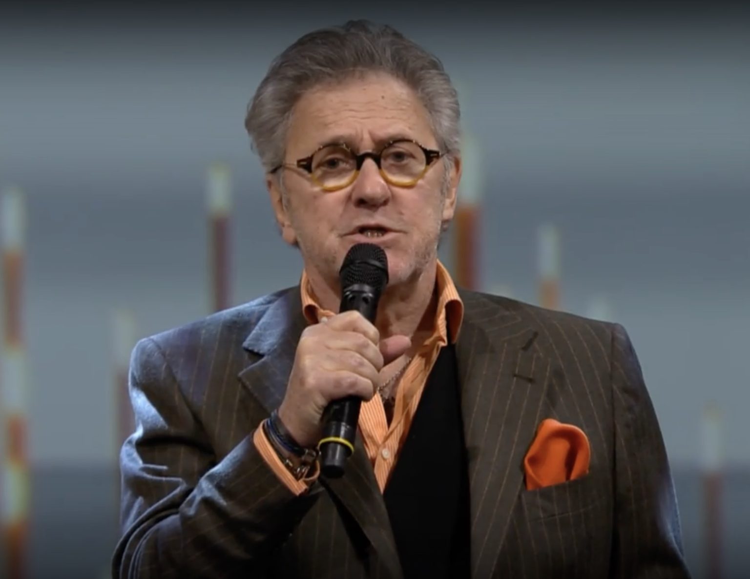 Tommy Körberg tar ton till klassikern – då ställer sig publiken upp