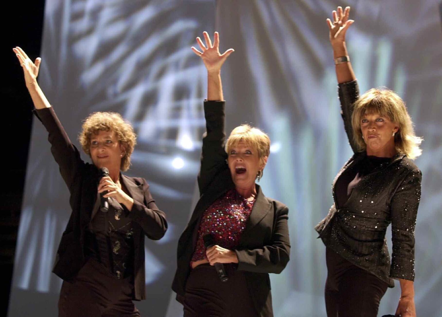 Lill-Babs kliver upp på scen med Siw Malmkvist och Ann-Louise Hanson