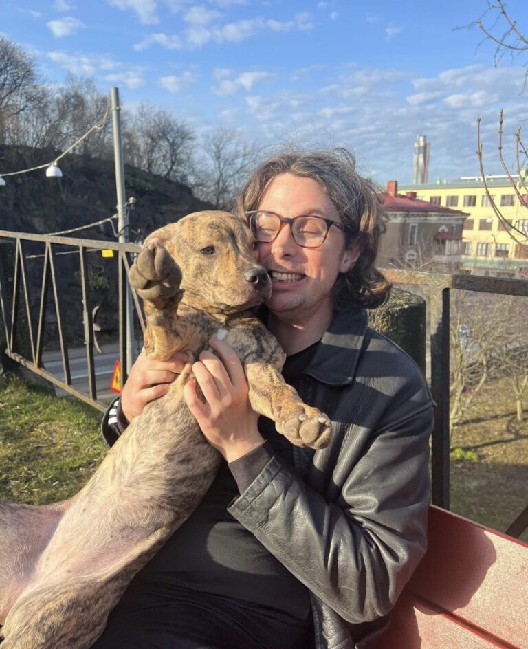 Albin Lee Meldaus speciella låt till hunden Bonnie – urgulliga klippet