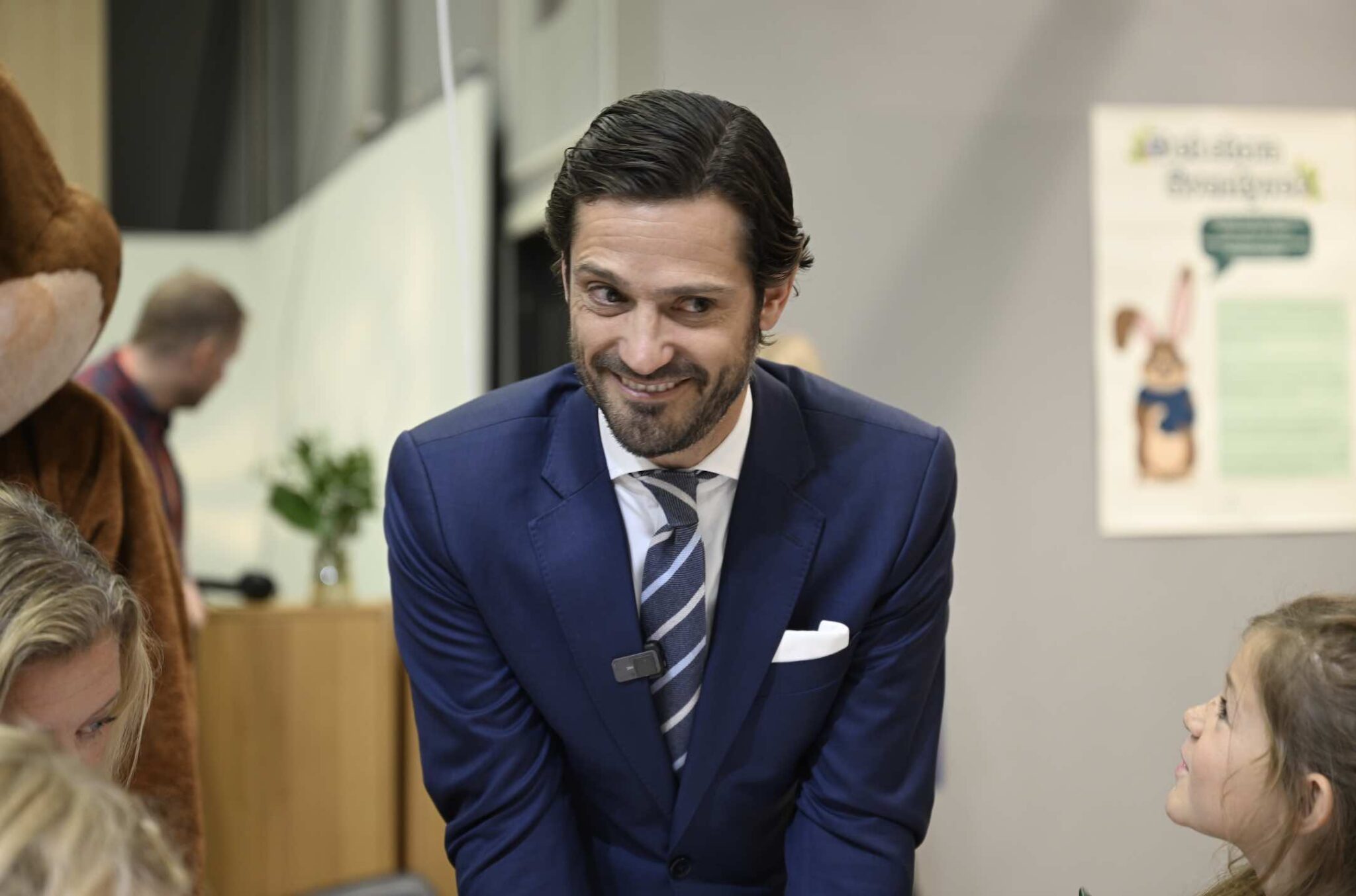 Prins Carl Philip hyllas av svenska folket – efter insatsen för barnen