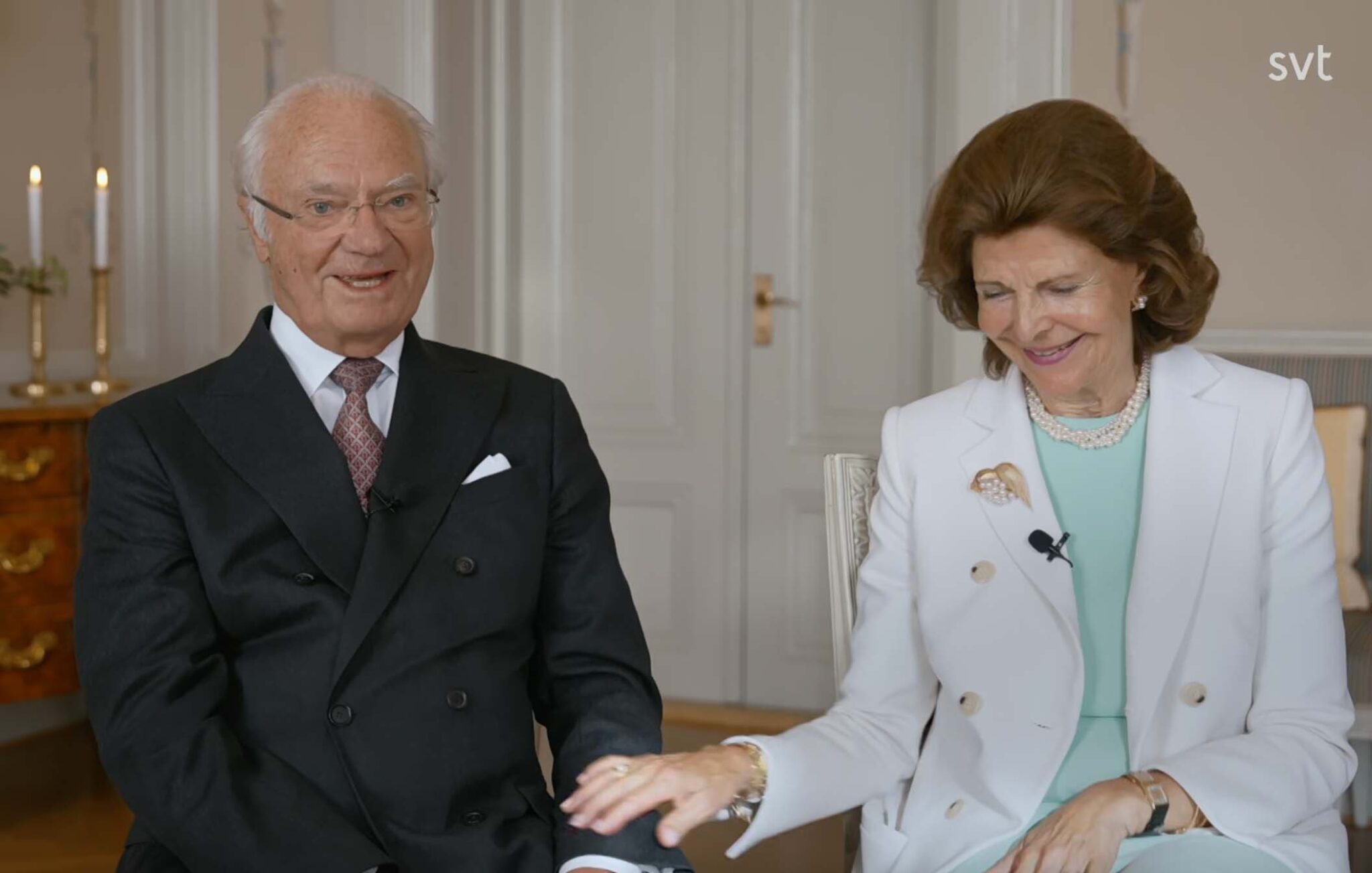 Plötsligt fångar kameran drottning Silvias intima kärleksgest till kungen – efter privata frågan ...