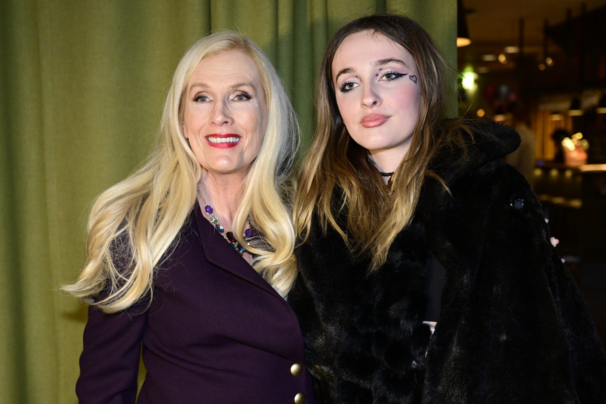 Gunilla Persson får tillbaka billiga smycken från Kronofogden