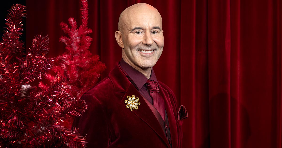 Mark Levengood bar speciell brosch på julafton i SVT