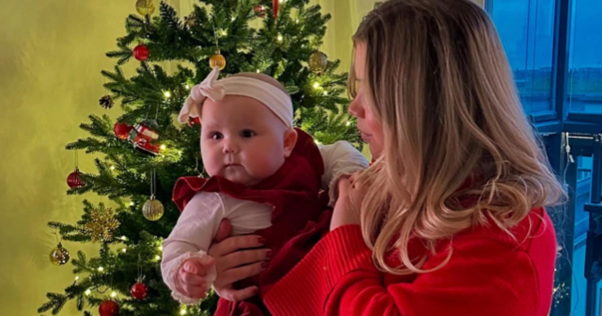 Lisa Ajax nya bild med dottern Junie under julen