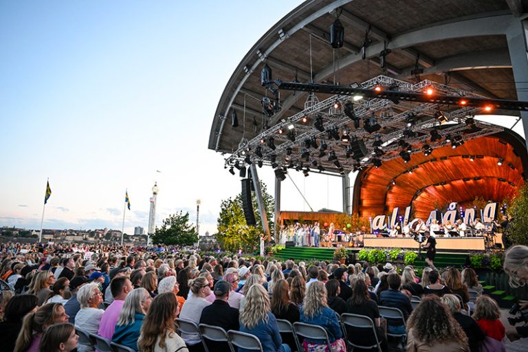 Allsång på Skansen 2026: Artister, datum, programledare