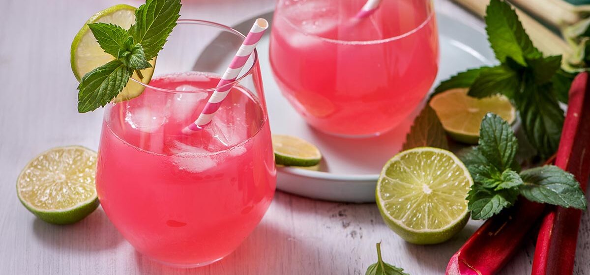 Så blandar du midsommarens bästa drink – med rabarber, jordgubb och ...