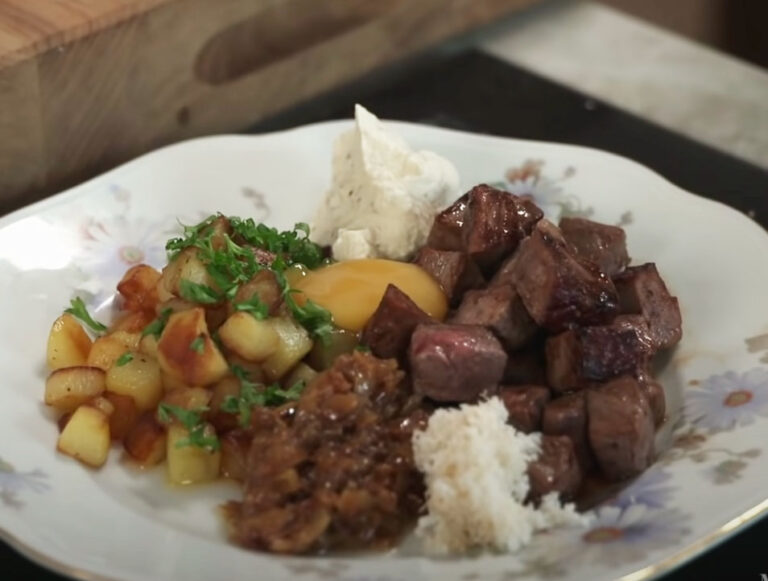 Robert Gustafsson får smaka på Markus Aujalays Biff Rydberg – synar genast stjärnkockens drag ...